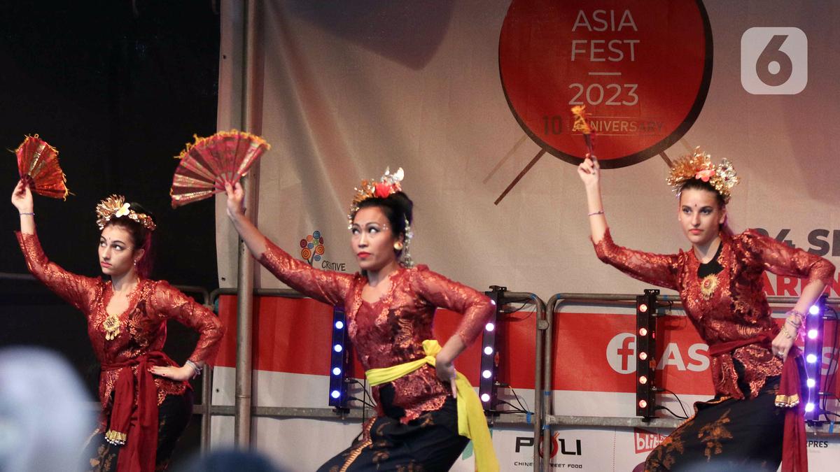 Tarian Tradisional Bali Semarakkan Asia Fest 2023 di Rumania - Foto ...