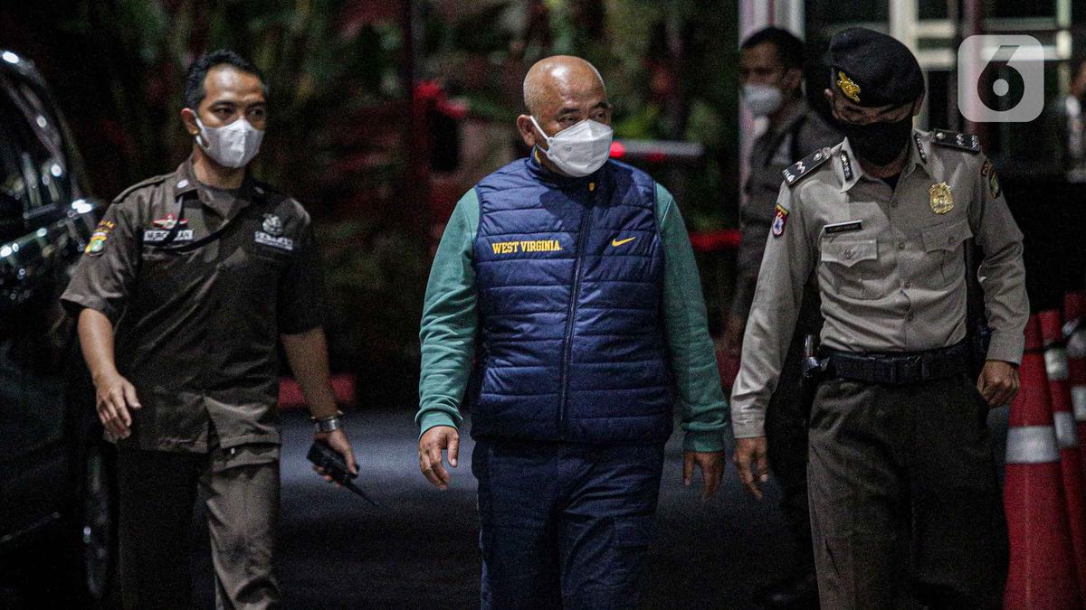 FOTO: Kena OTT, Wali Kota Bekasi Rahmat Effendi Dibawa ke Gedung KPK