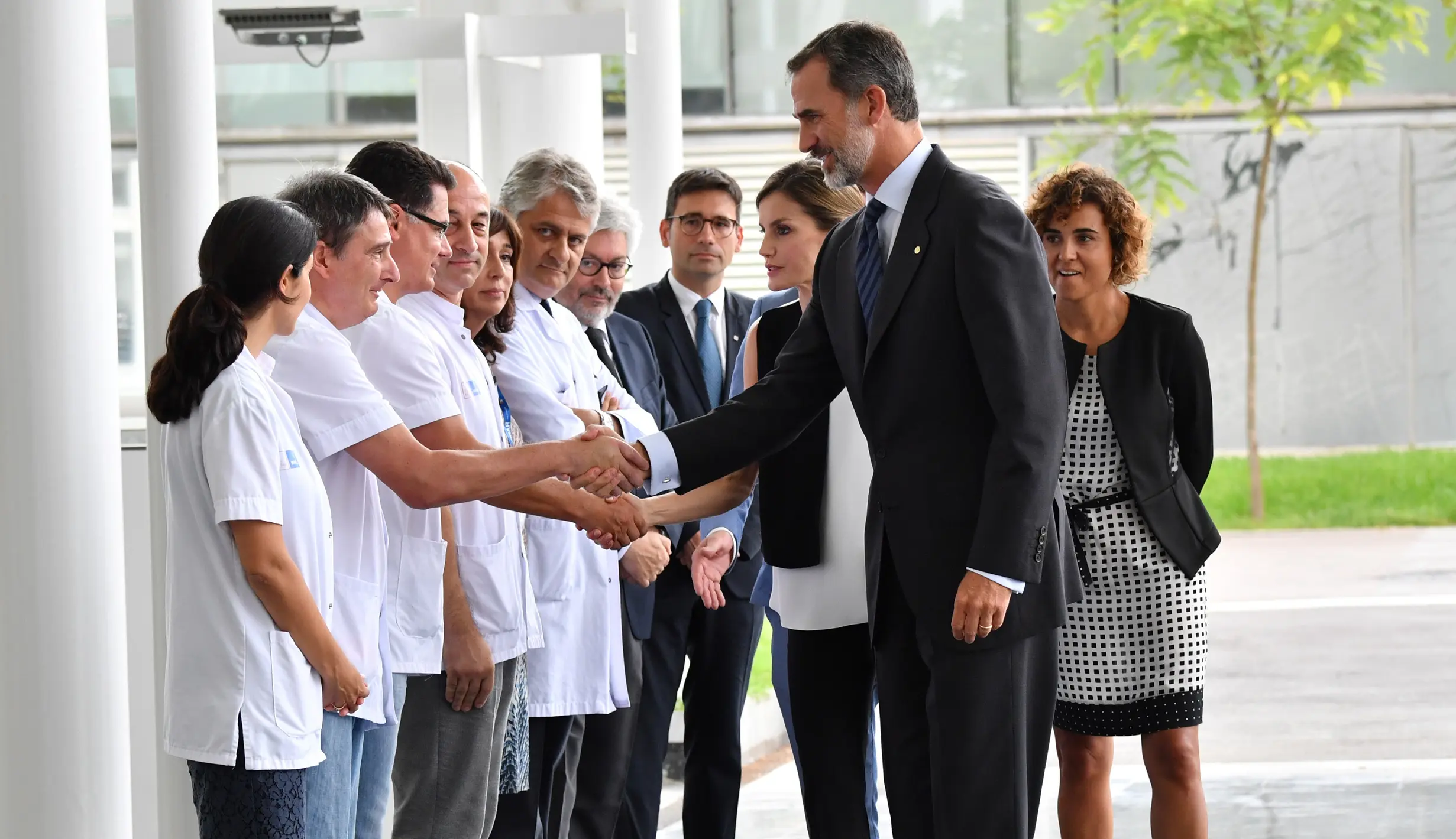 PHOTO: Kunjungi Rumah Sakit, Raja dan Ratu Spanyol Jenguk Korban Teror ...