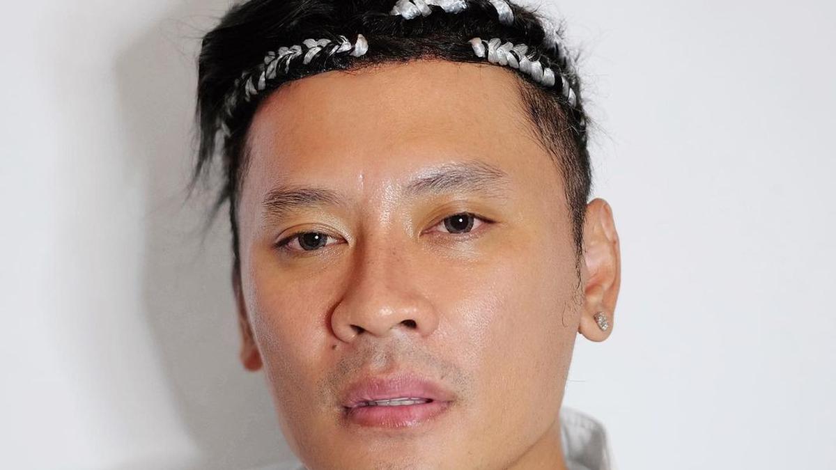 Make up Artist Adi Adrian Meninggal Dunia Di Bali, Banjir Dukacita Para ...