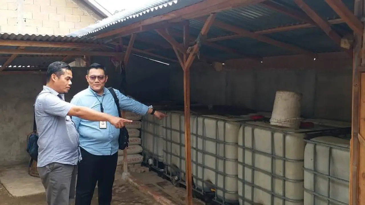 Polisi Gerebek Gudang Penimbunan BBM Bersubsidi di Banyuasin, Diduga Milik Anggota TNI ...