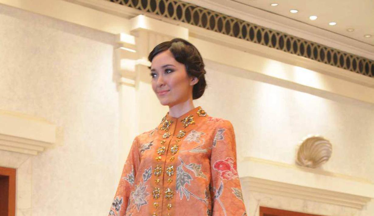 Iwan Tirta Gandeng Era Soekamto - Photo Fimela.com