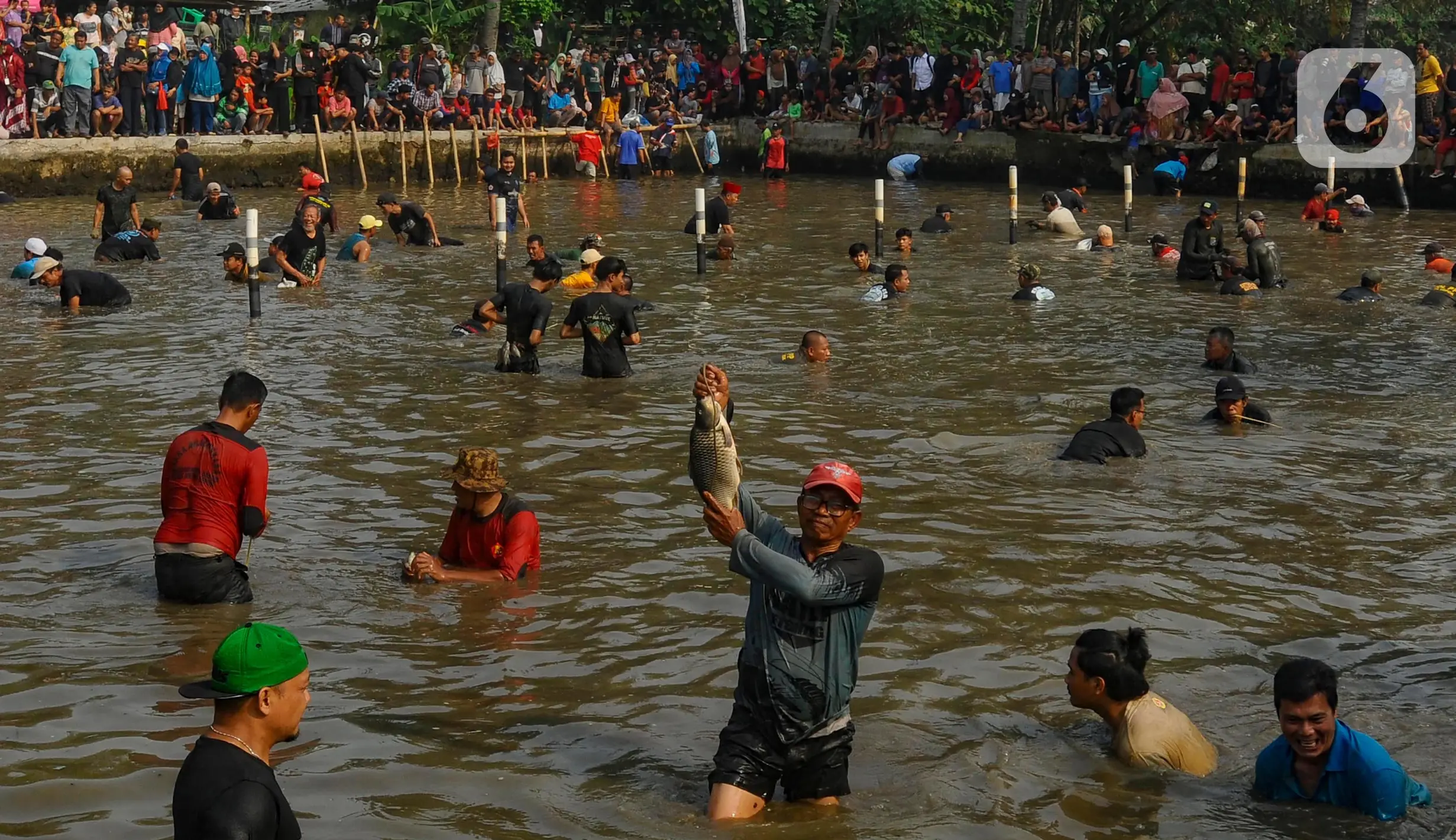 Menjaga Tradisi Ngubek Empang di Depok - Foto Liputan6.com