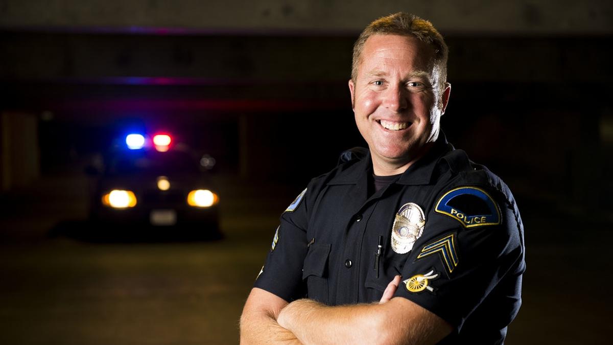 Aksi Heroik, Seorang Polisi Menyelamatkan Nyawa Seorang Bayi karena ...