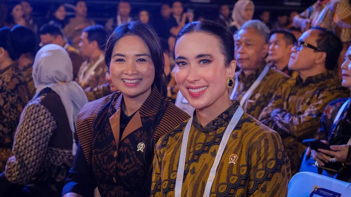 Potret Cantik Menpar Widi Wardhana Hadiri Perayaan Natal Nasional 2024 ...