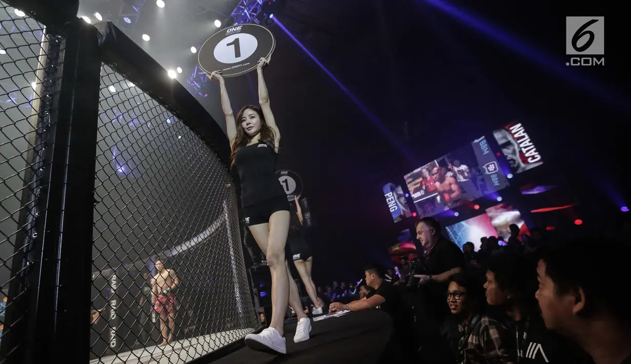 FOTO: Eksotisme Ring Girl Asia di Arena ONE Championship - Foto ...