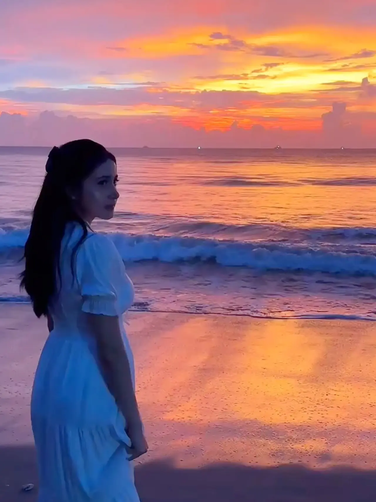 Bulan Sutena 2 Hari Syuting Video Klip Susah Abang di Pantai, Hasil ...