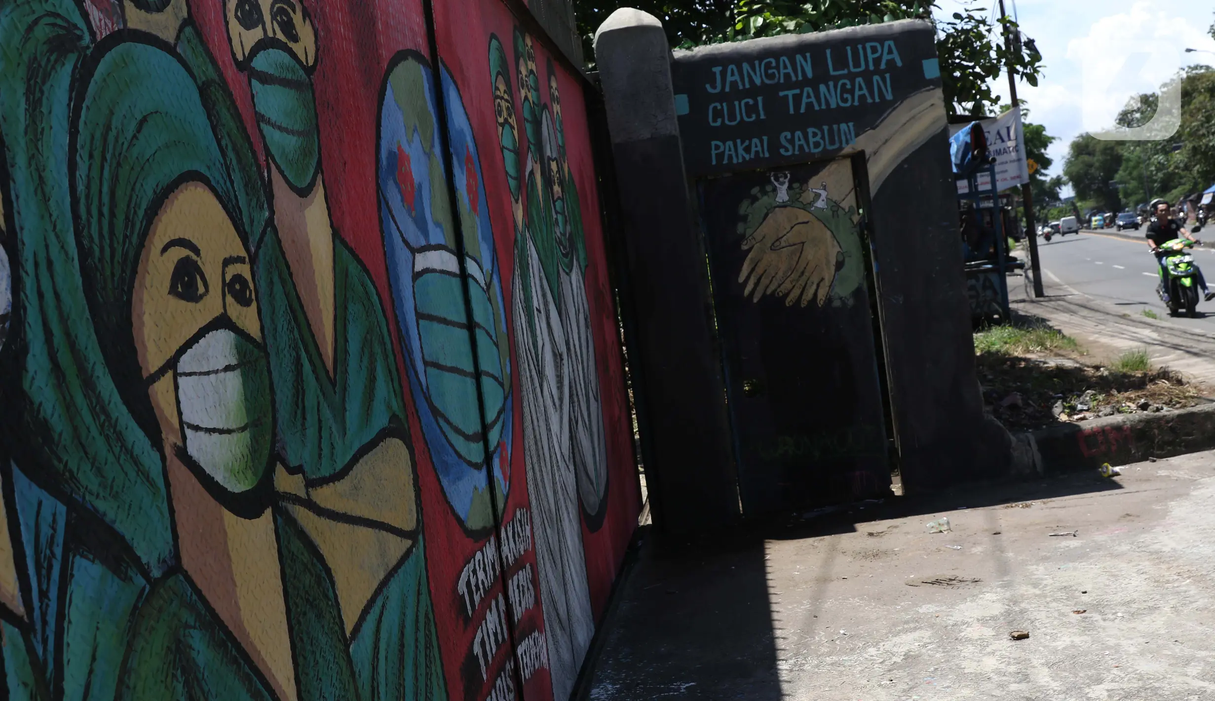 FOTO: Dukungan Perjuangan Tim Medis Tertuang Dalam Mural - Foto ...