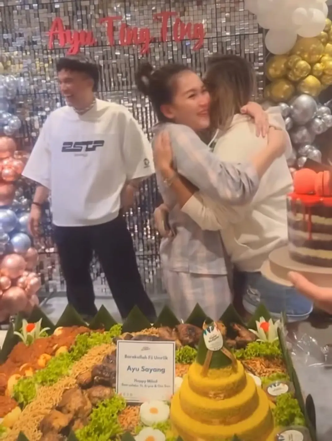 Momen Ayu Ting Ting Rayakan Ulang Tahun ke-32 Tanpa Ayah Ibu - Foto Liputan6.com