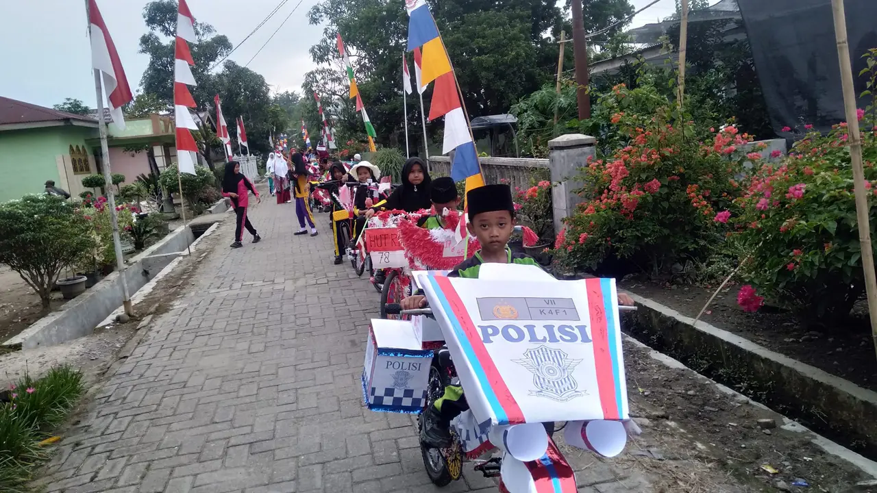 7 Potret Sepeda Hias Ramaikan Karnaval HUT RI Ini Kreatif, Ada Tank ...