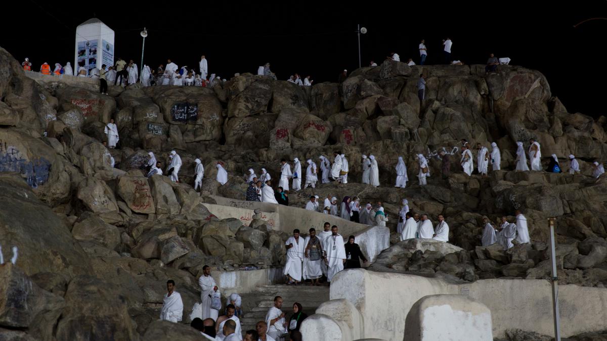 PHOTO: Begini Suasana Bukit Jabal Rahmah Saat Malam Hari - Foto ...