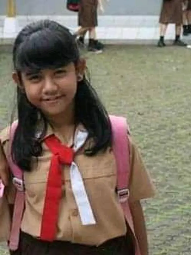 6 Foto Jadul Penyanyi Cewek Pakai Seragam Pramuka, Netizen: Manis Sedari Dulu - Hot Liputan6.com