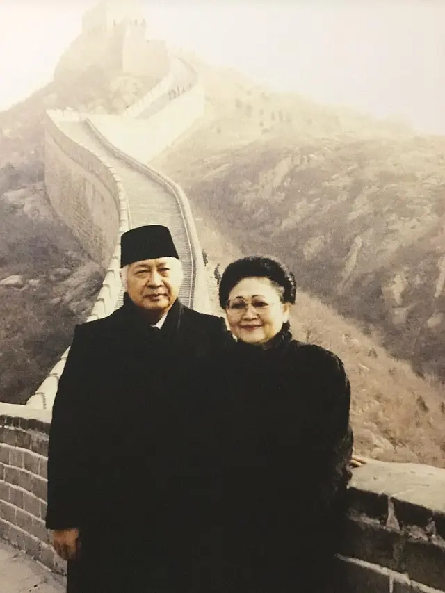 6 Potret Kenangan Pak Harto dan Ibu Tien Soeharto dari Pose Resmi ...