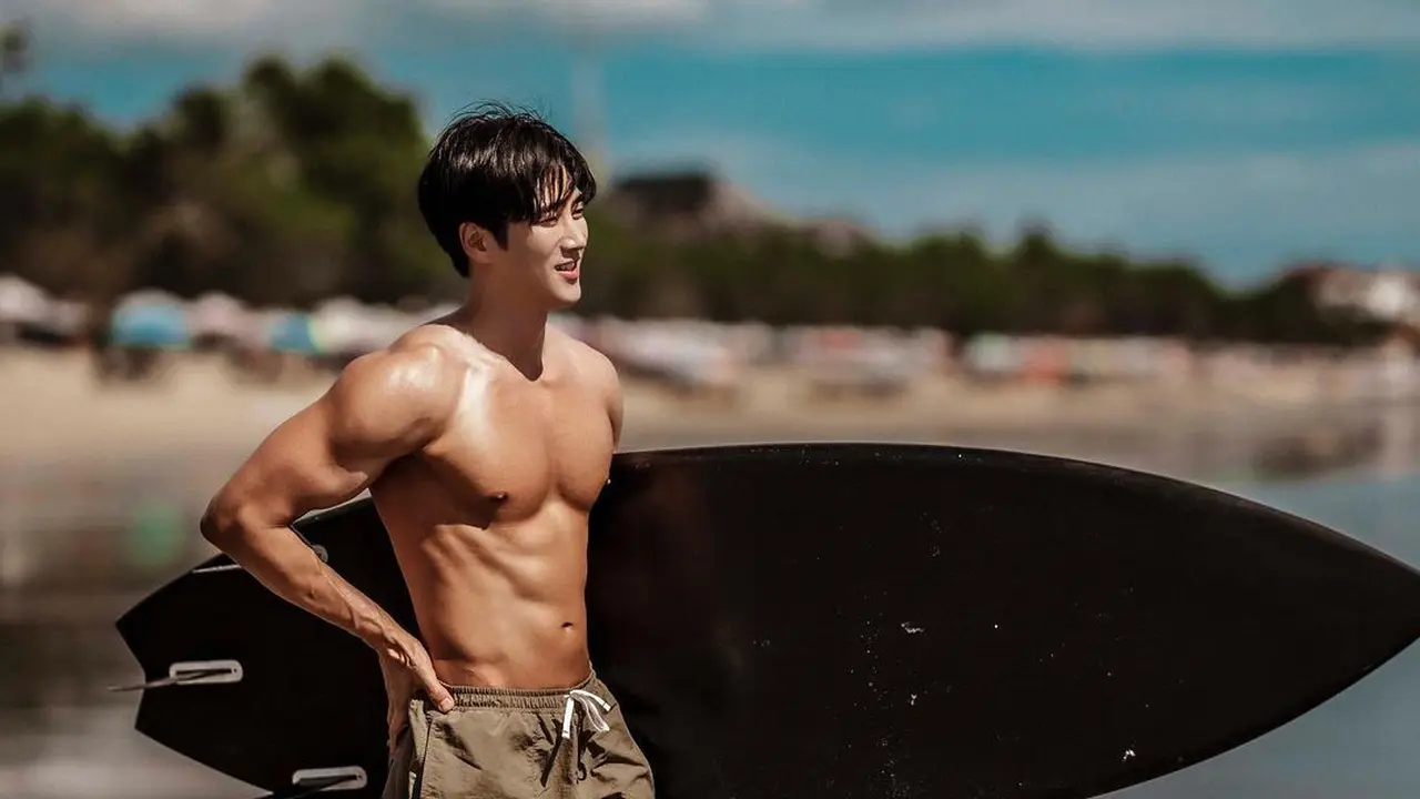 Potret Ahn Bo Hyun Asyik Surfing di Pantai Kuta Bali, Jisoo BLACKPINK ...