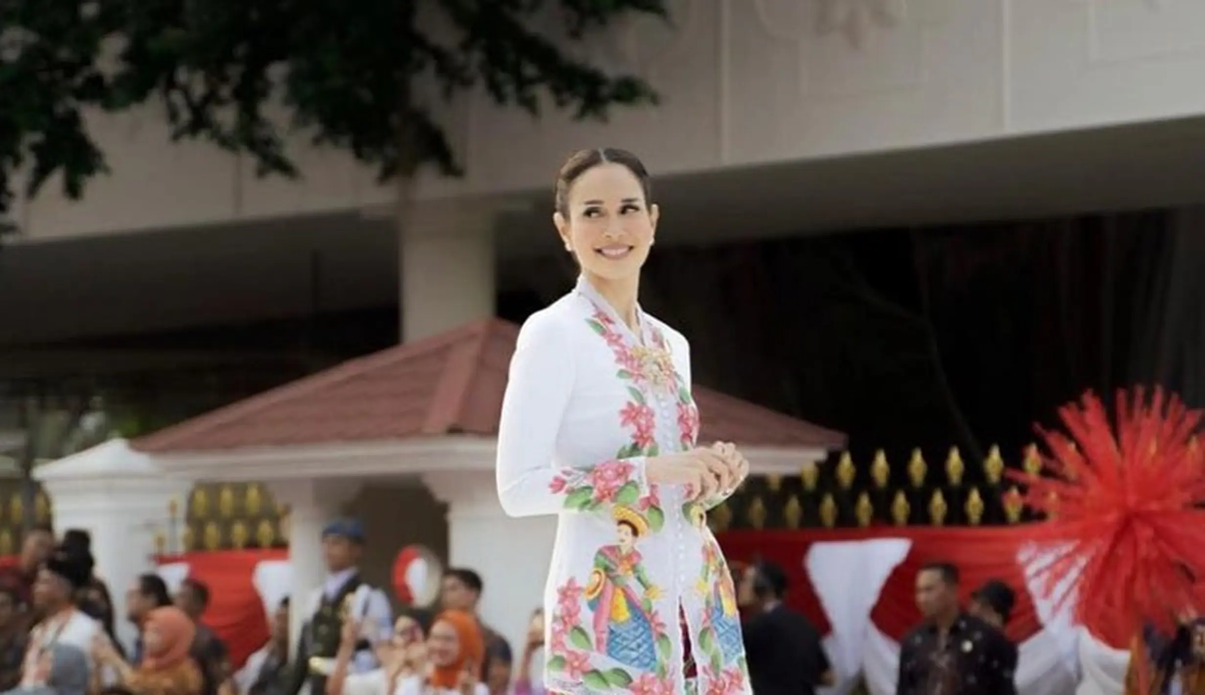 10 Inspirasi Styling Kebaya Encim dari Erina Gudono, Yuki Kato, hingga ...