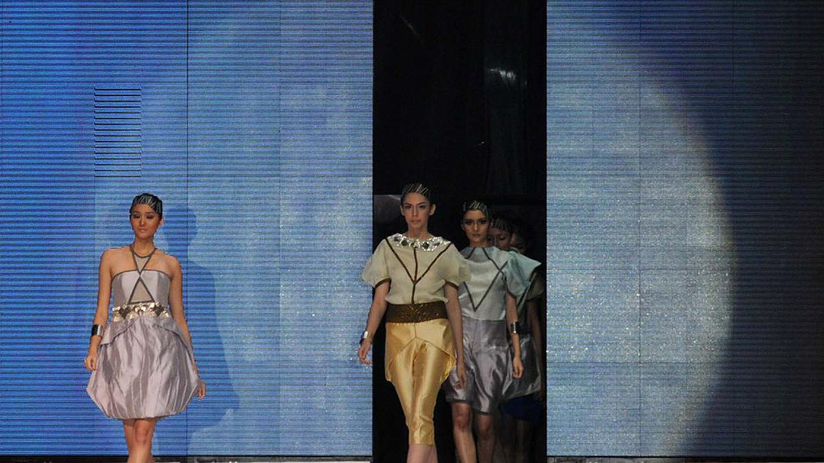 Striking Structures and Descontruksi - Photo Fimela.com