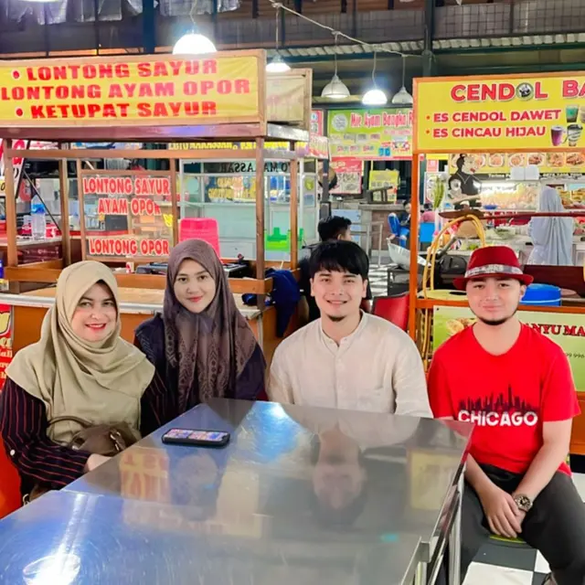 7 Potret Kompak Umi Yuni dan Alvin Faiz, Jenguk Yusuf hingga Umrah ...