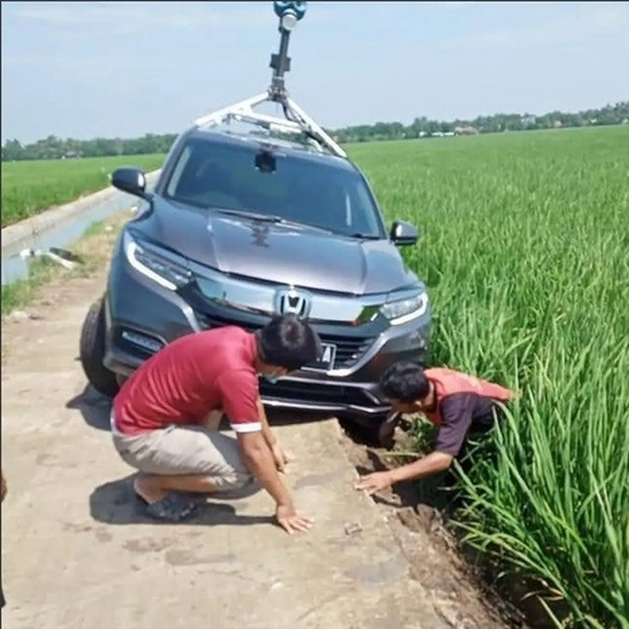 Apes, 6 Momen Mobil Google Maps Salah Jalan Sampai Ada yang Nyungsep - Hot Liputan6.com