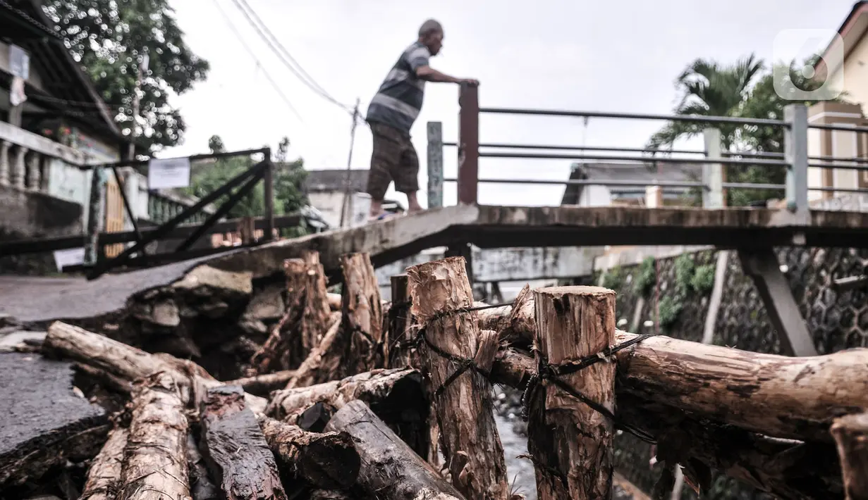 FOTO: Turap Kali Sepanjang 30 Meter di Batu Ampar Longsor Akibat Banjir ...