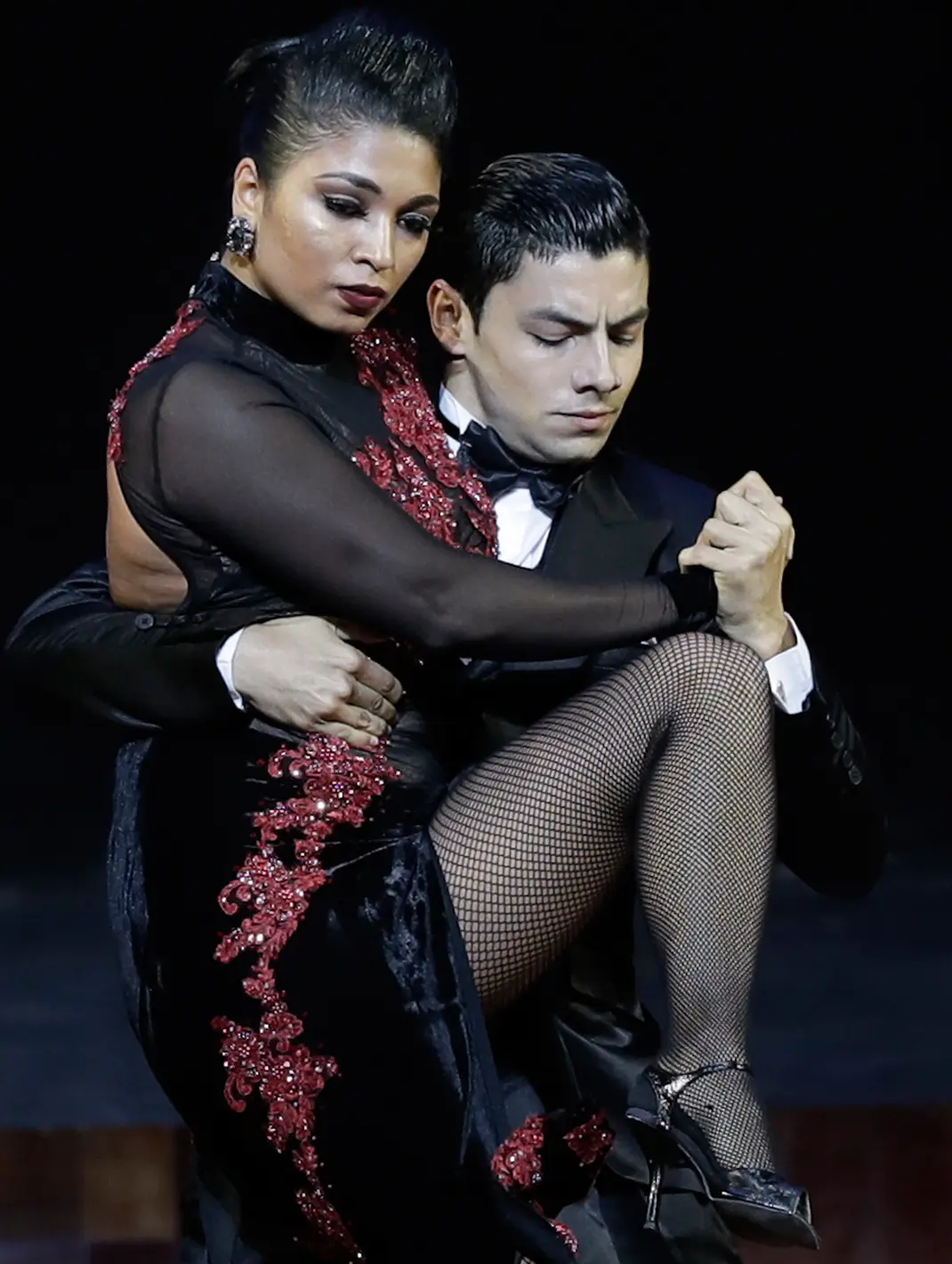 FOTO: Entakan Intim Para Penari di Kejuaraan Tango Dunia - Foto ...