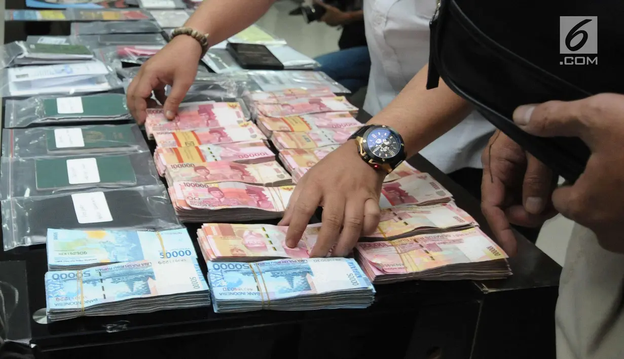 FOTO: Polisi Tahan Delapan Tersangka Kasus Perdagangan Orang - Foto Liputan6.com