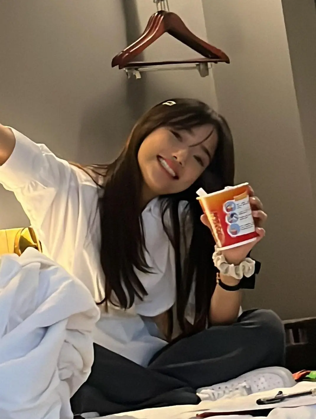 6 Potret Gaya Simple Chic Fuji Pakai Kemeja Putih Habiskan Waktu di ...