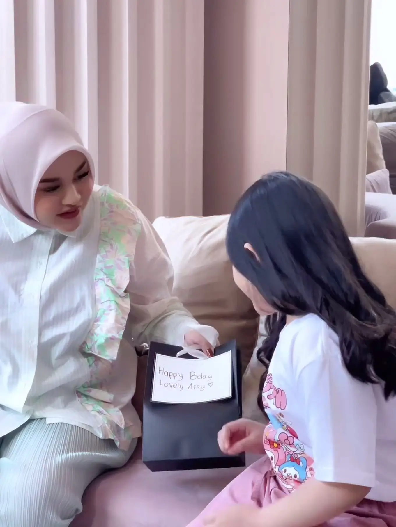 Potret Bahagia Arsy Buka Kado Ulang Tahun Spesial dari Aurel Hermansyah ...