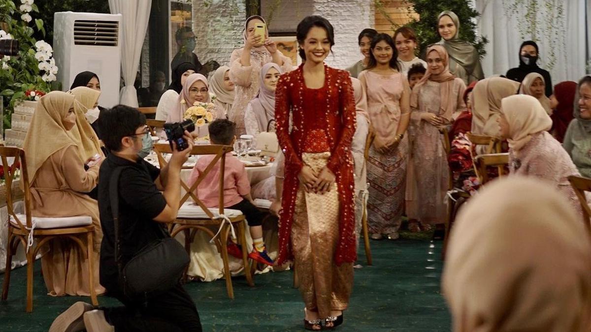 FOTO: Lamaran, Mutiara Anak Anies Baswedan Tampil Anggun dalam Balutan Kebaya - Foto Liputan6.com