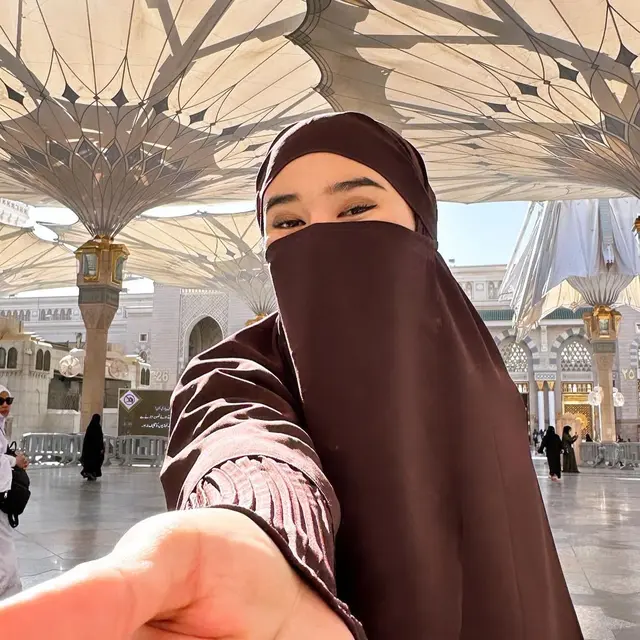 Potret 6 Artis Mualaf Pakai Cadar, Belajar Tampil Tertutup Usai Memeluk ...