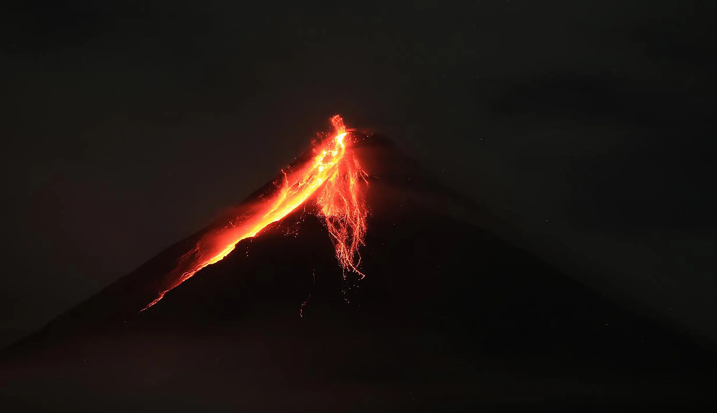 Penampakan Gunung Berapi Paling Aktif di Filipina Muntahkan Lava - Foto ...