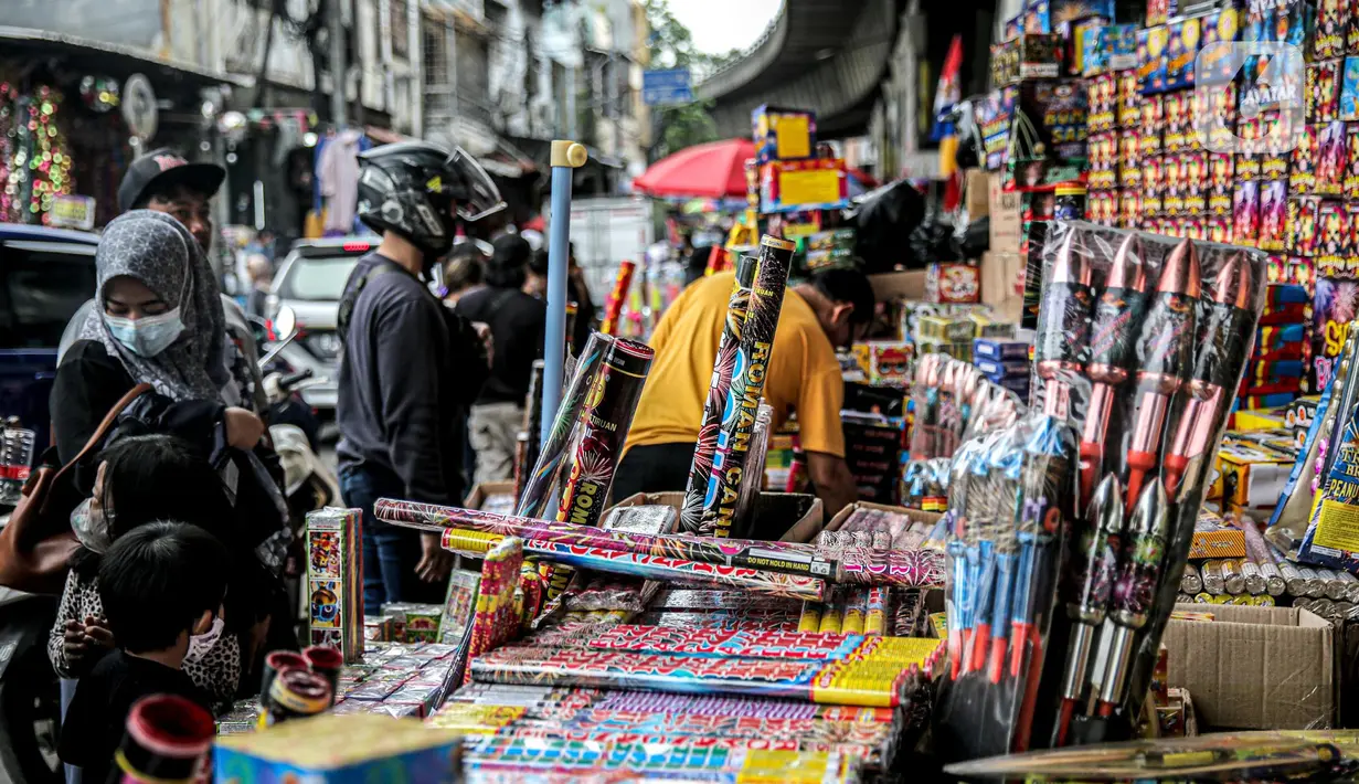 Jelang Tahun Baru, Pedagang Kembang Api Musiman Penuhi Pasar Asemka ...