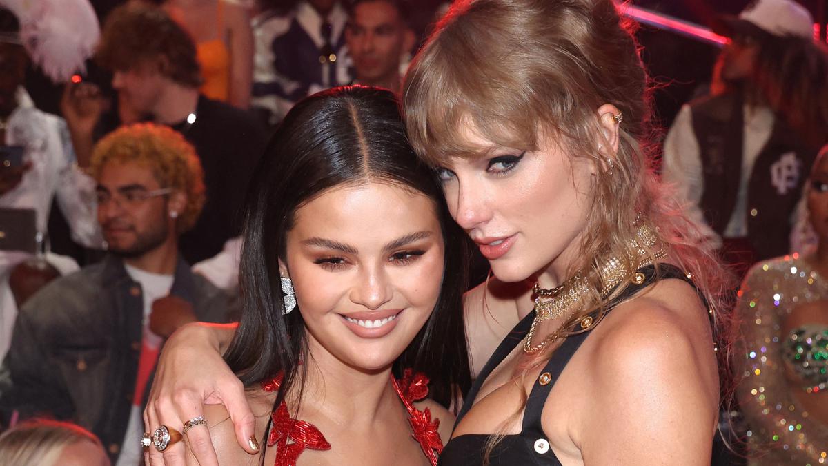 Viral Video Selena Gomez dan Taylor Swift Bisikan di Golden Globes, Diduga Bicarakan Kylie ...