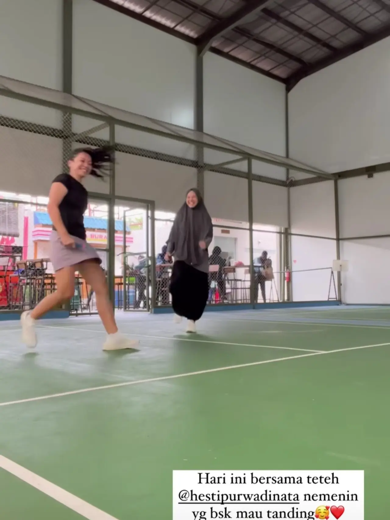 Tak Hanya Tennis, Natasha Rizky Tetap Syari saat Latihan Badminton