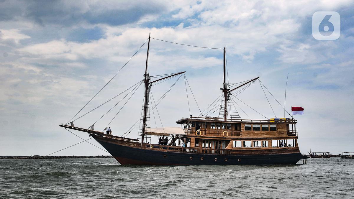 FOTO: Berkeliling Perairan Teluk Jakarta dengan Kapal Augustine Phinisi - Foto Liputan6.com