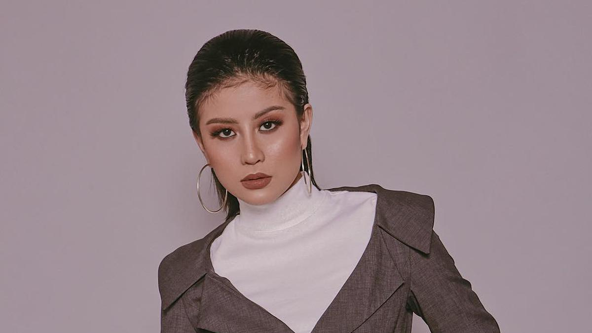 Setelah vacum dari Instagram, ini outfit Awkarin selama di Dubai ...