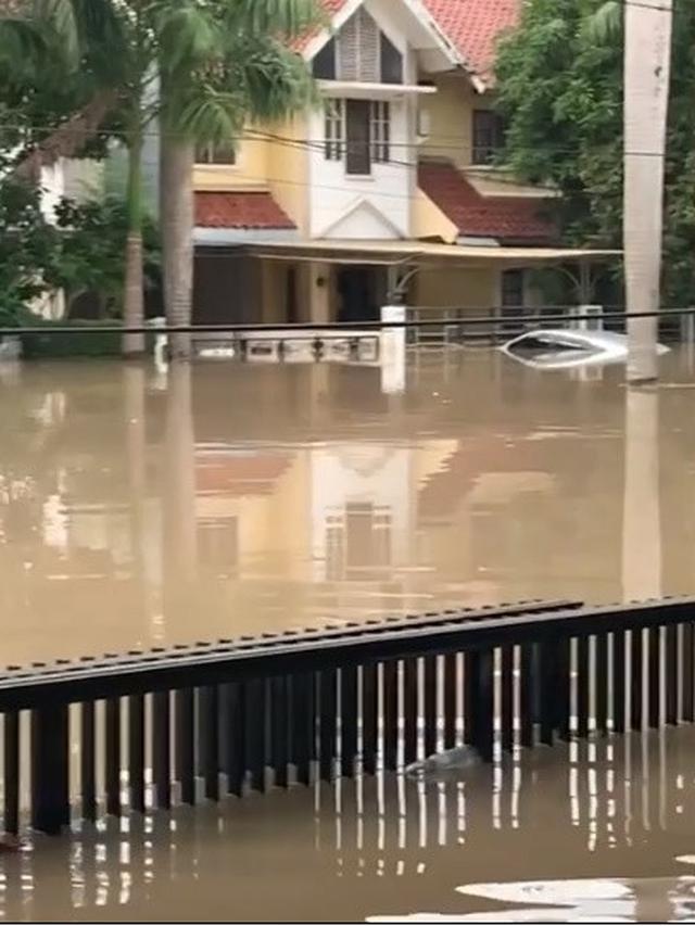 6 Potret Rumah Parto yang Kebanjiran, Koleksi Mobil Mewahnya Terendam ...