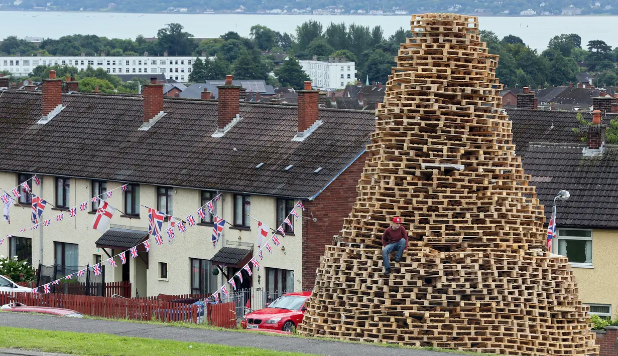 Gelar Tradisi The Eleventh, Tumpukan Palet Kayu Dibakar untuk Api ...