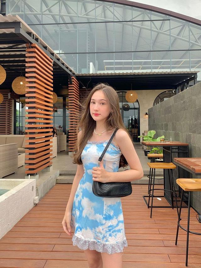 10 Pesona Laura Moane dalam Dress Mini dari Tampilan Playful Sampai ...