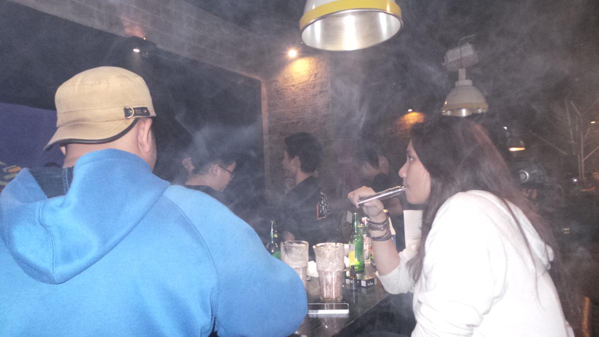 Salah Isap Rokok 'Vaping' Elektronik Bikin Anda Sariawan - Health ...