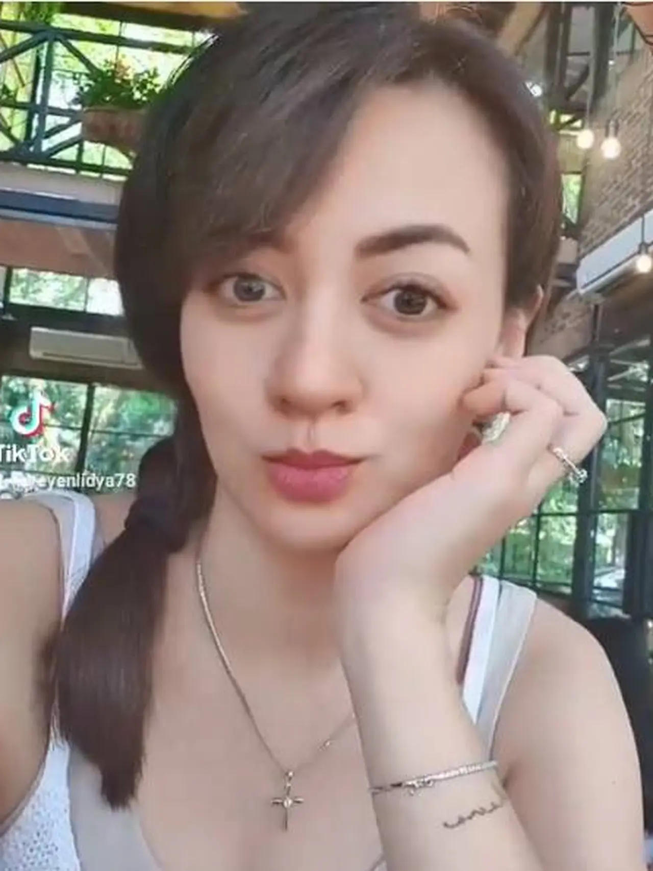 Tampil Awet Muda, Ini 7 Potret Yeyen Lidya di Usia 43 Tahun - Hot ...