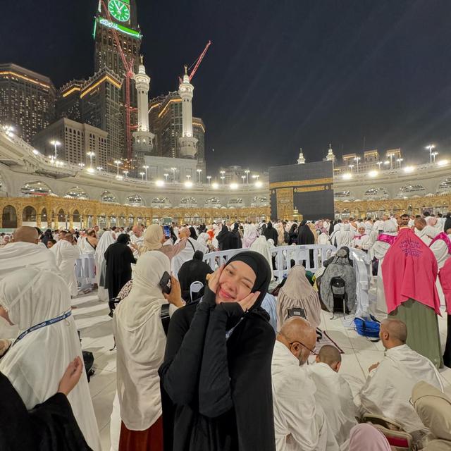 Potret Rebecca Klopper Menunaikan Ibadah Umrah, Berbusana Syari hingga ...