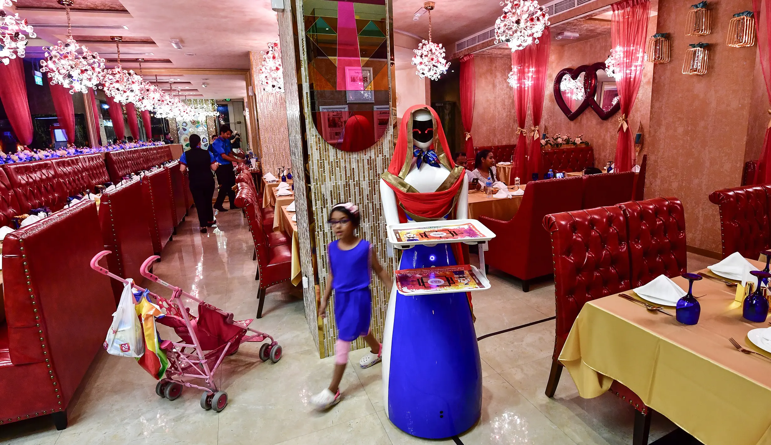 FOTO: Layani Pelanggan, Restoran Ini Pakai Robot untuk Antar Makanan ...