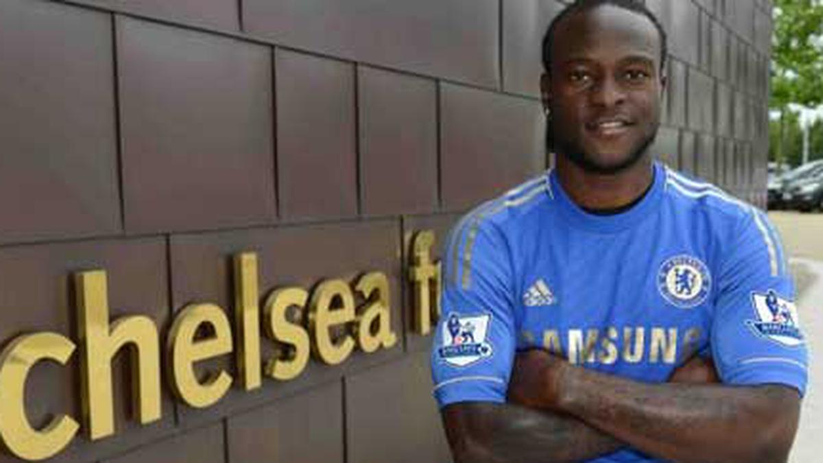 Moses Resmi Berseragam The Blues