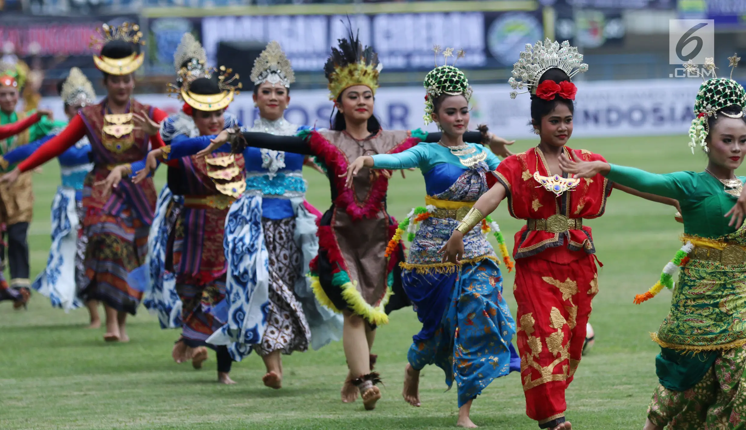 FOTO: Tarian Kolosal Warnai Pembukaan Turnamen Piala Presiden 2018 ...