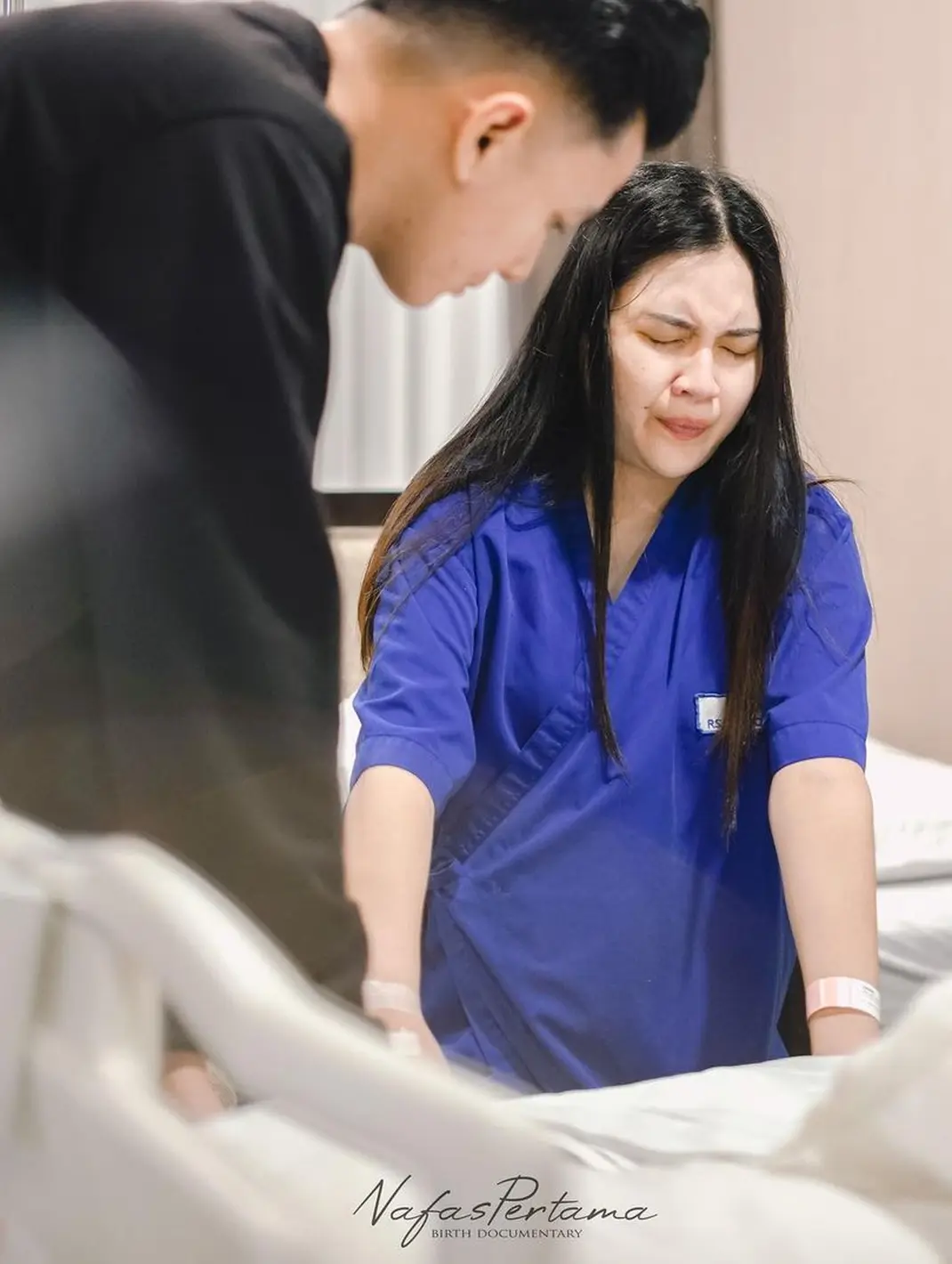 Dikaruniai Anak Kedua, Potret Dory Harsa Setia Temani Nella Kharisma - Photo Fimela.com