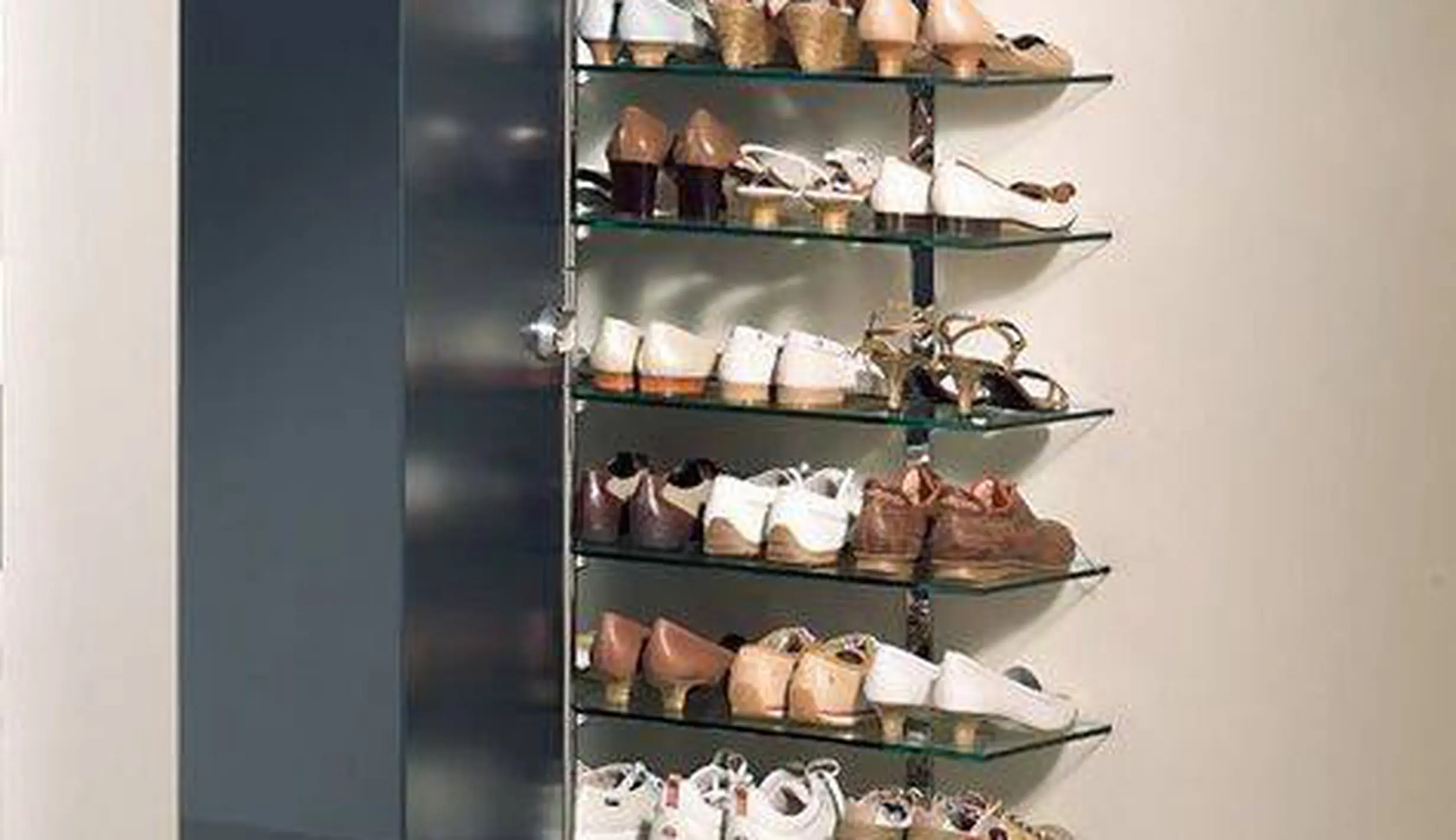 Inspirasi Menata Sepatu Buat Kamu yang Punya Ruangan Sempit - Photo ...