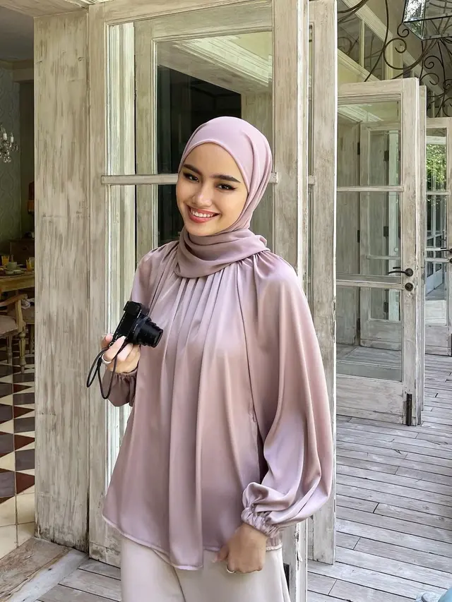 Model Kerudung Pashmina ala Sashfir yang Bikin Penampilan Terlihat Elegan - Fashion Fimela.com
