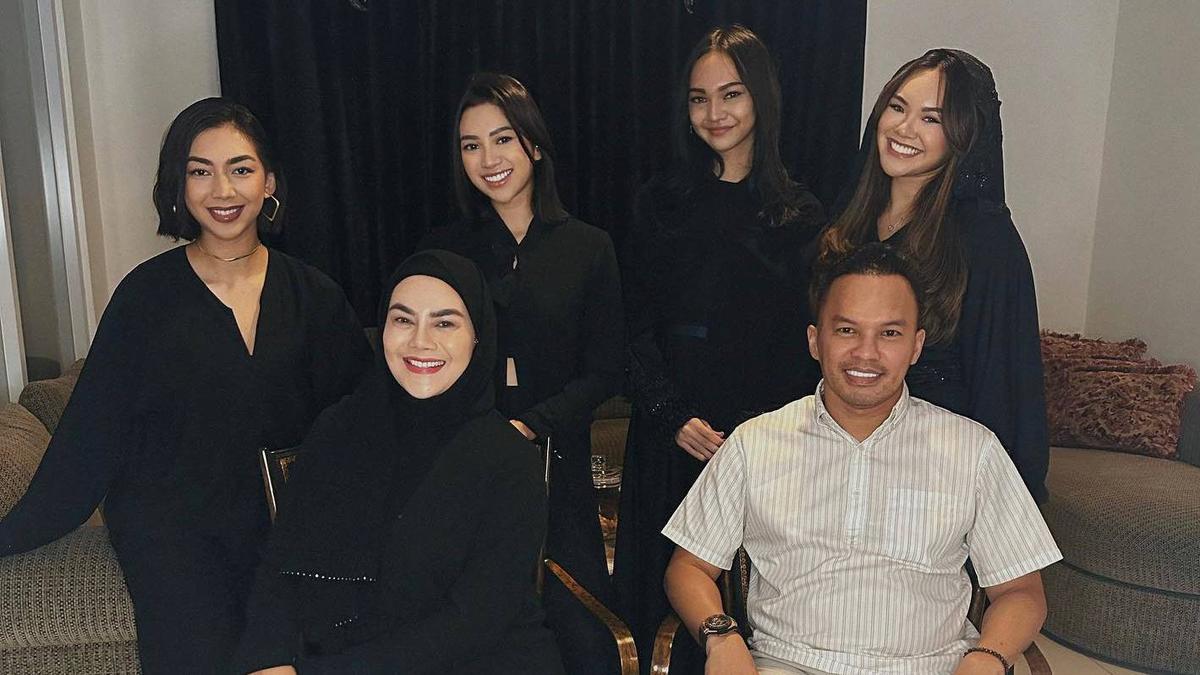 Tampil Kompak, Ini 6 Potret Lebaran Faisal Harris Bareng Anak dan Mantan Istri - Hot Liputan6.com