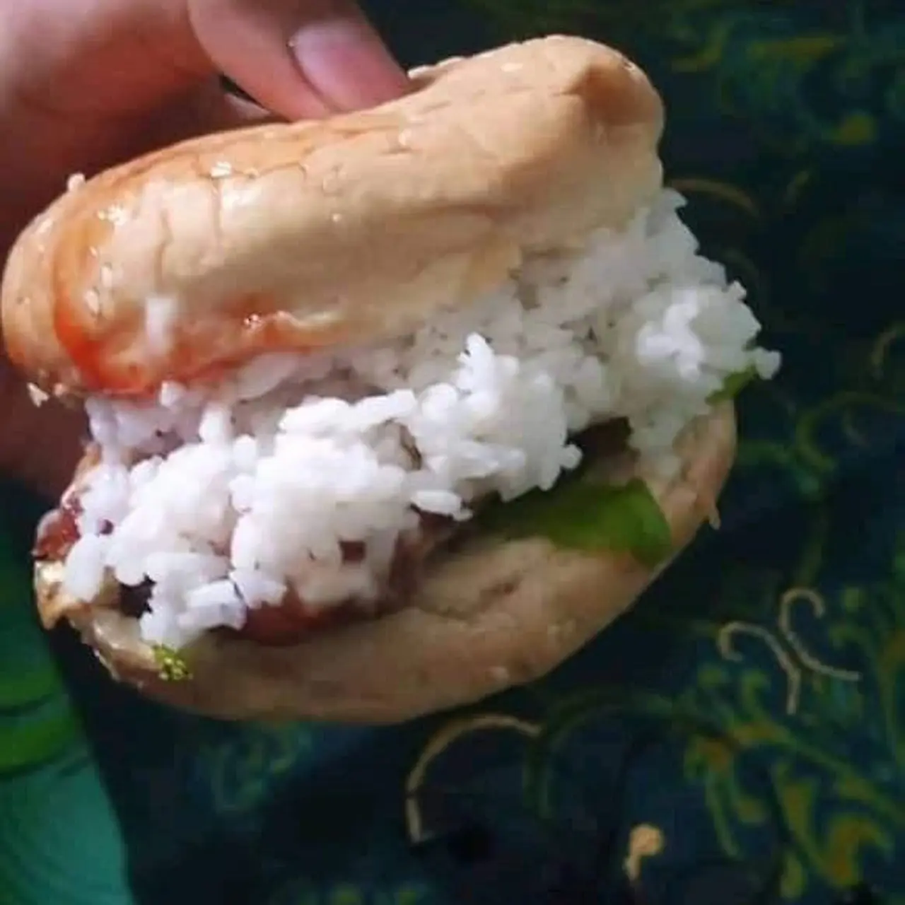 6 Potret Roti hingga Burger Pakai Topping Nasi Ini Bikin Senyum Tipis ...