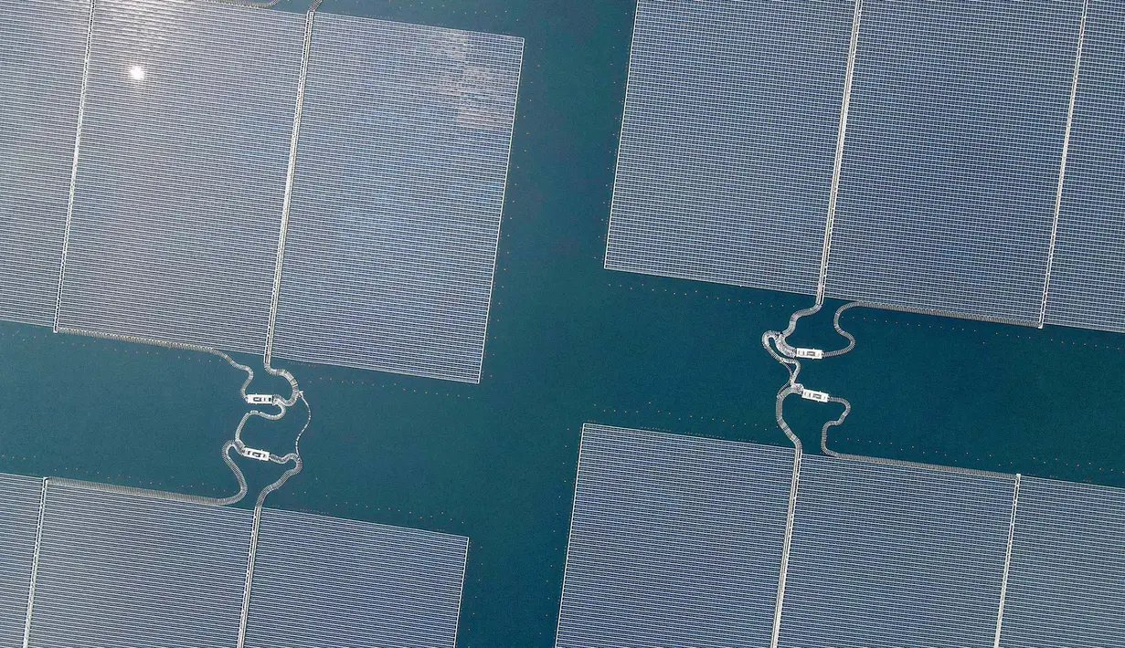 Terbesar di Asia Tenggara, Ini Potret Udara PLTS Terapung Cirata - Foto ...